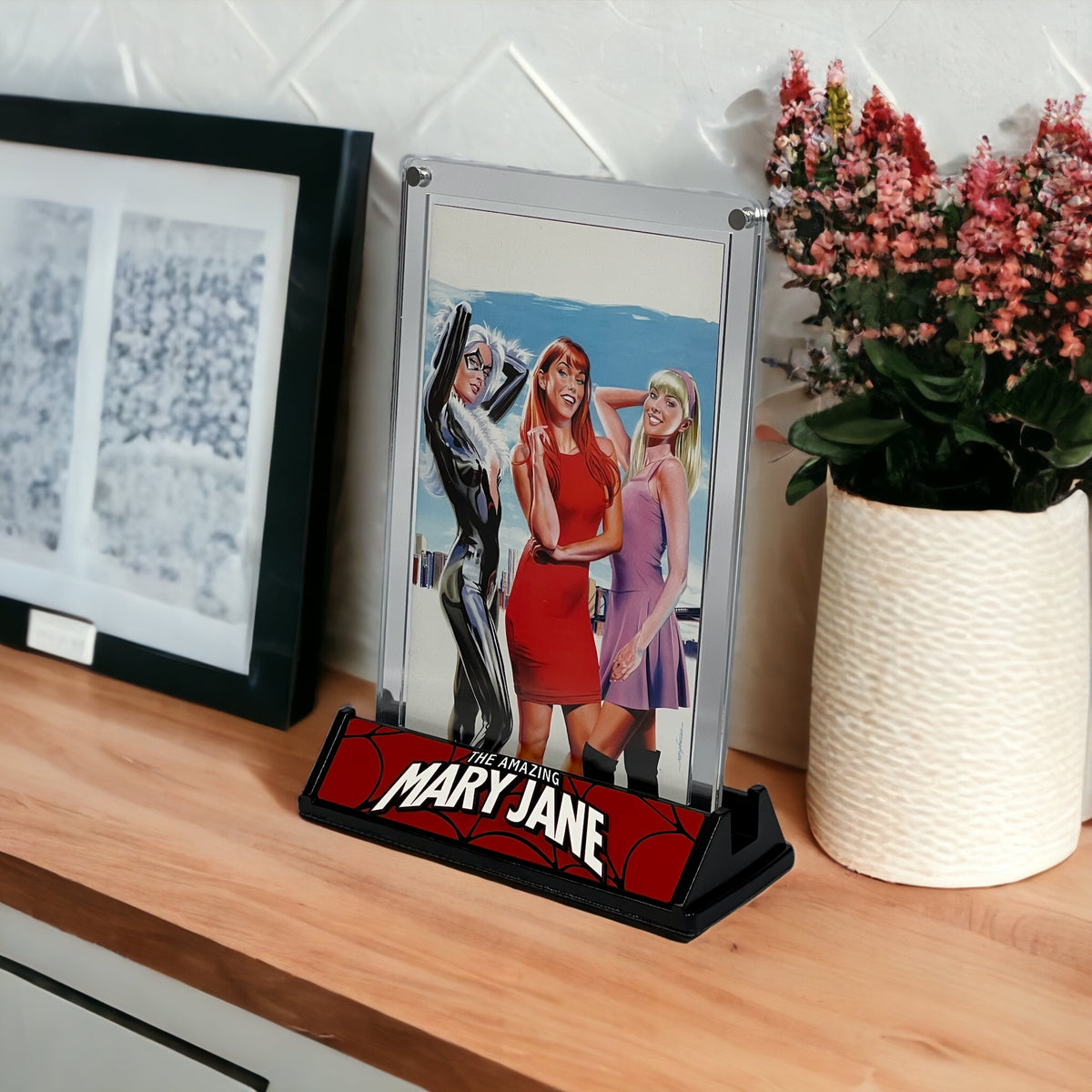 Amazing Mary Jane Comic Stand – Red Wolf Collectibles