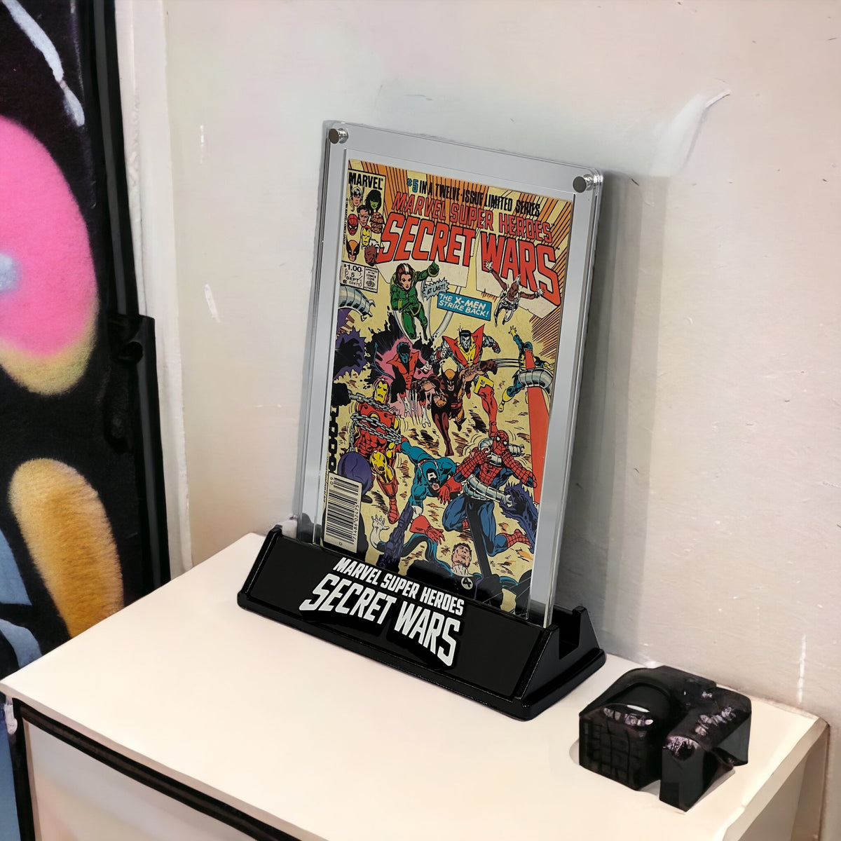 Marvel Secret Wars Comic Stand – Red Wolf Collectibles
